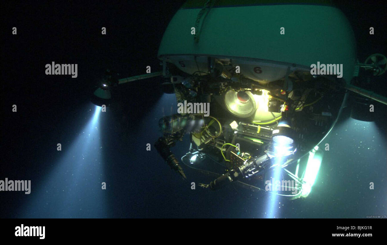 GHOSTS OF THE ABYSS (2003) JAMES CAMERON (DIR) 002 Stock Photo - Alamy