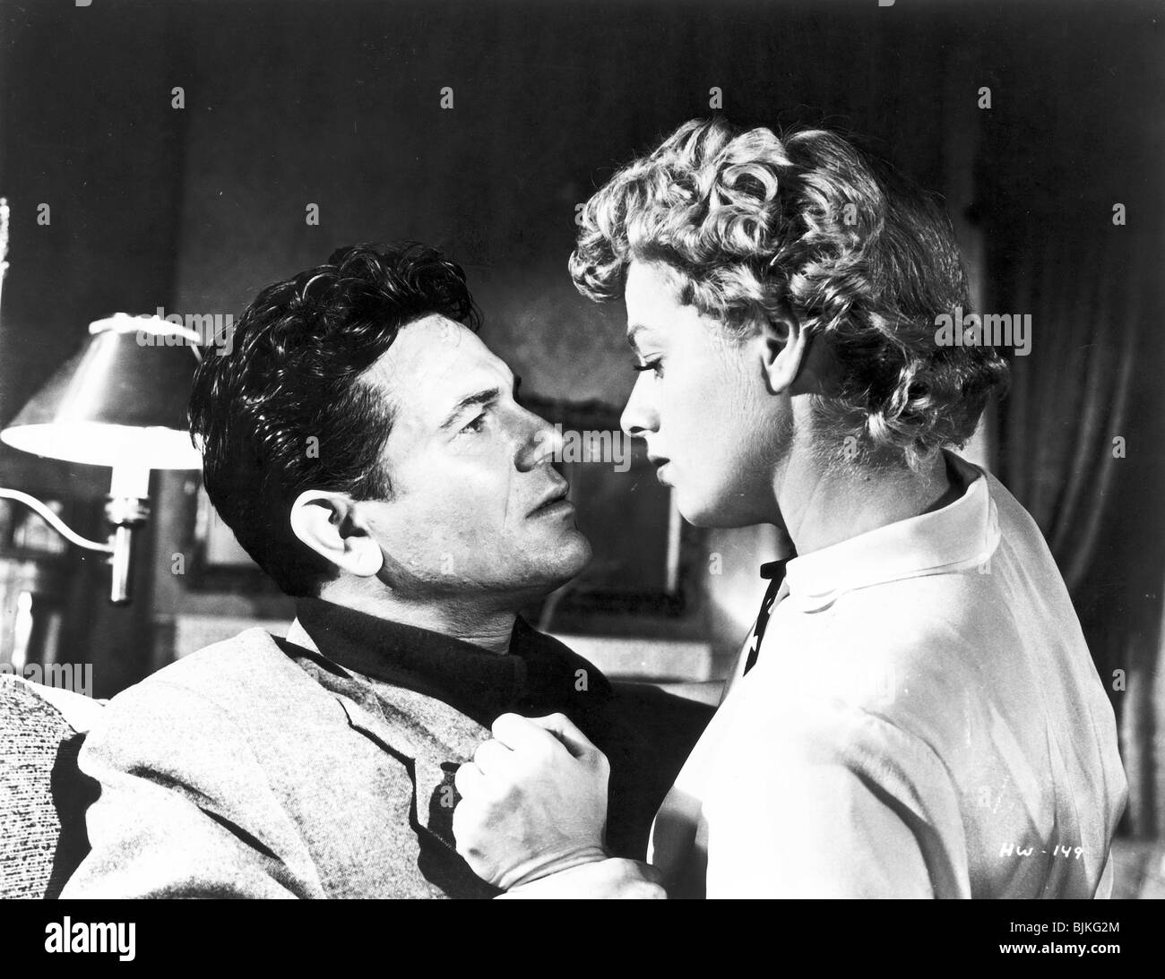 HE RAN ALL THE WAY (1951) SHELLEY WINTERS, JOHN GARFIELD JOHN BERRY ...