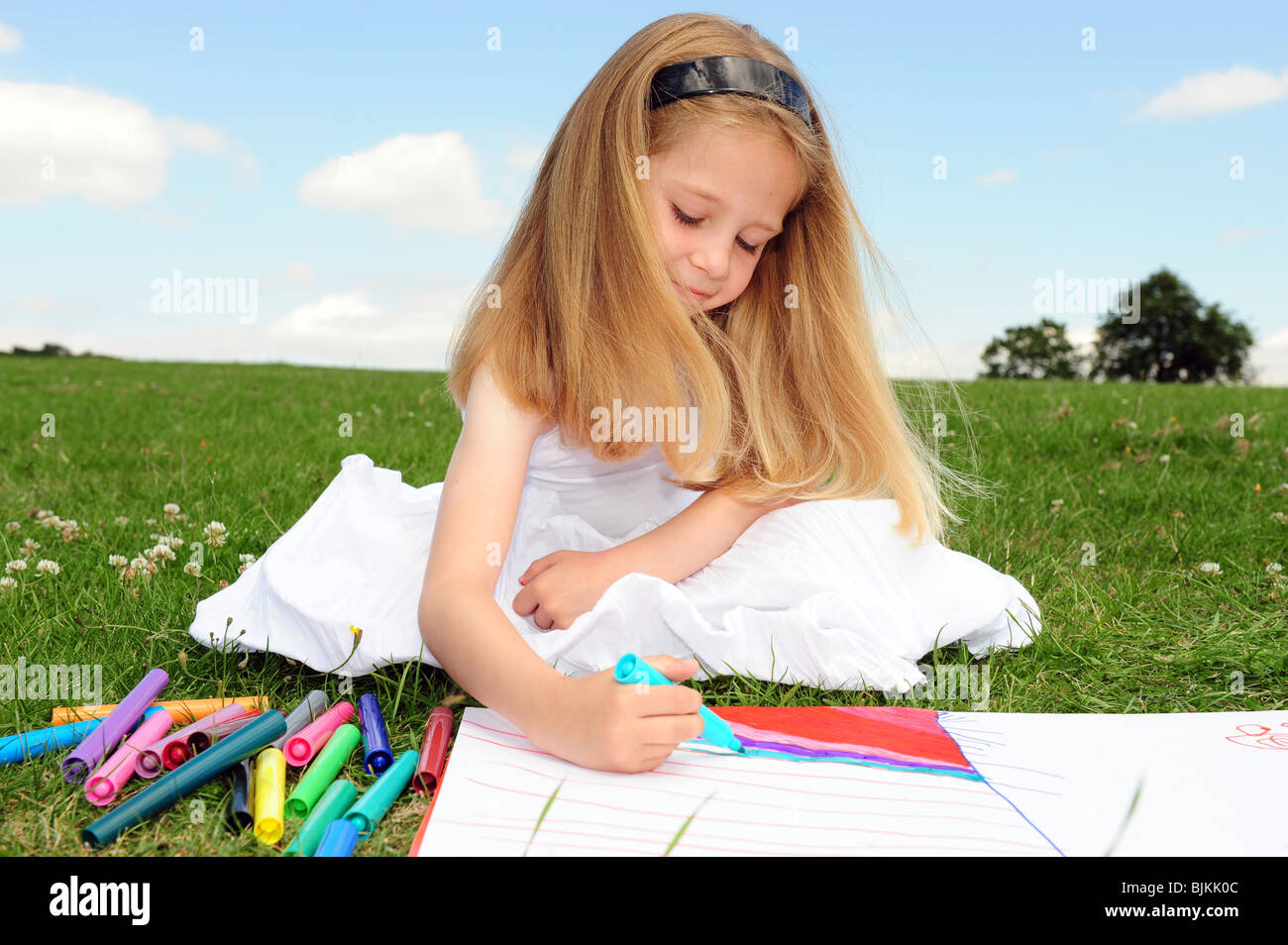 Children colouring outside hi-res stock photography and images - Alamy