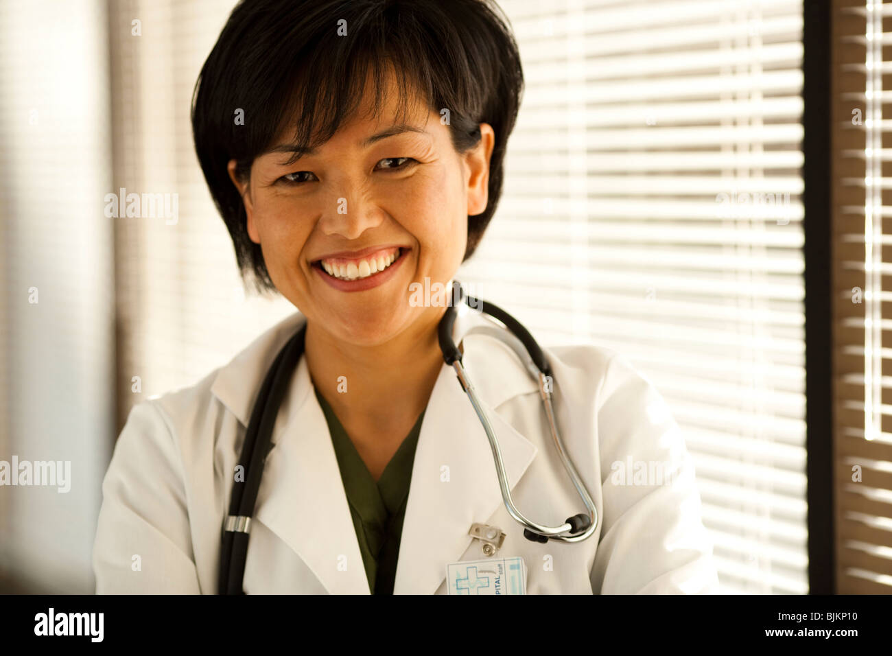 Portrait of a female doctor smiling Stock Photo - Alamy