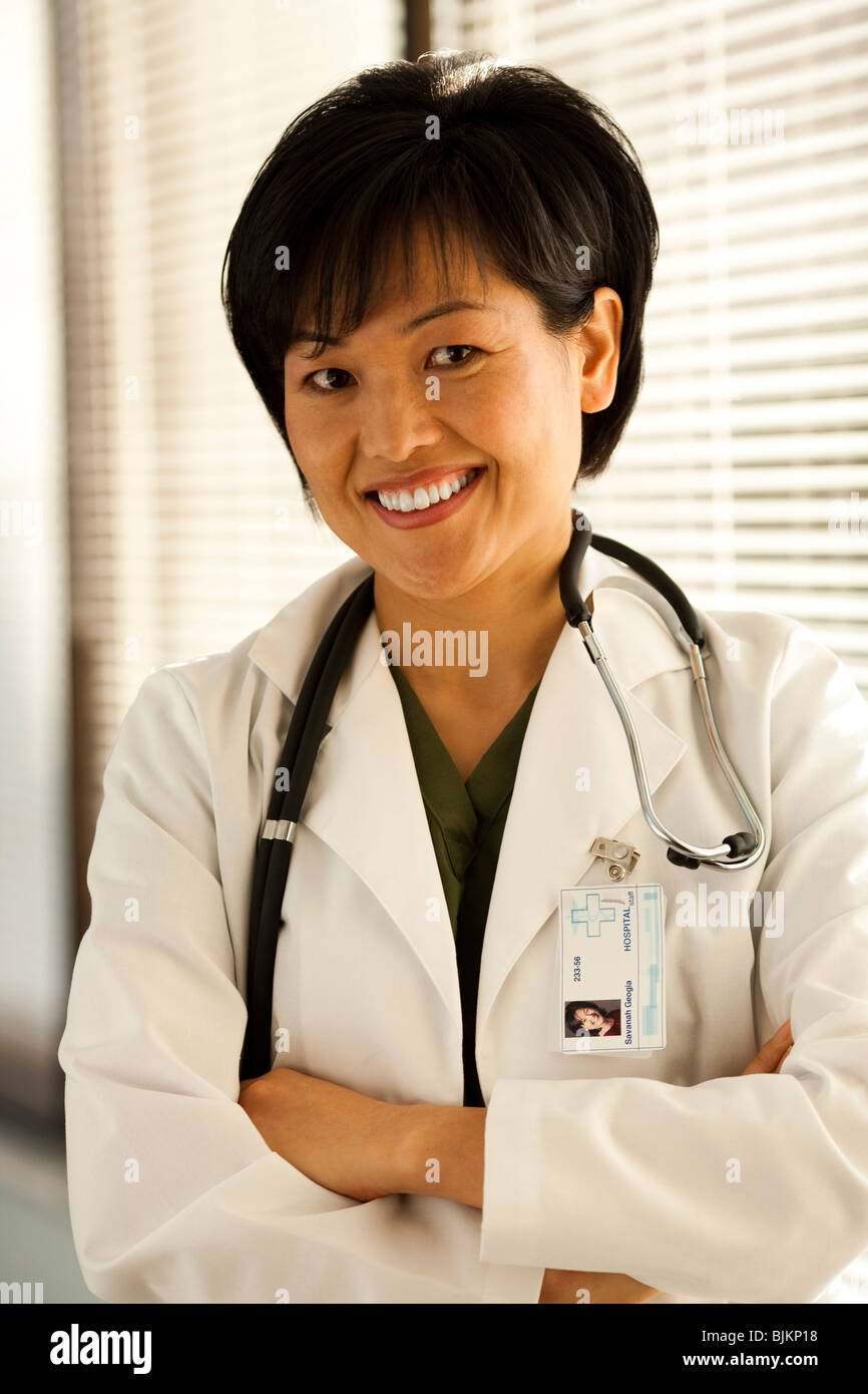 Portrait of a female doctor smiling Stock Photo - Alamy