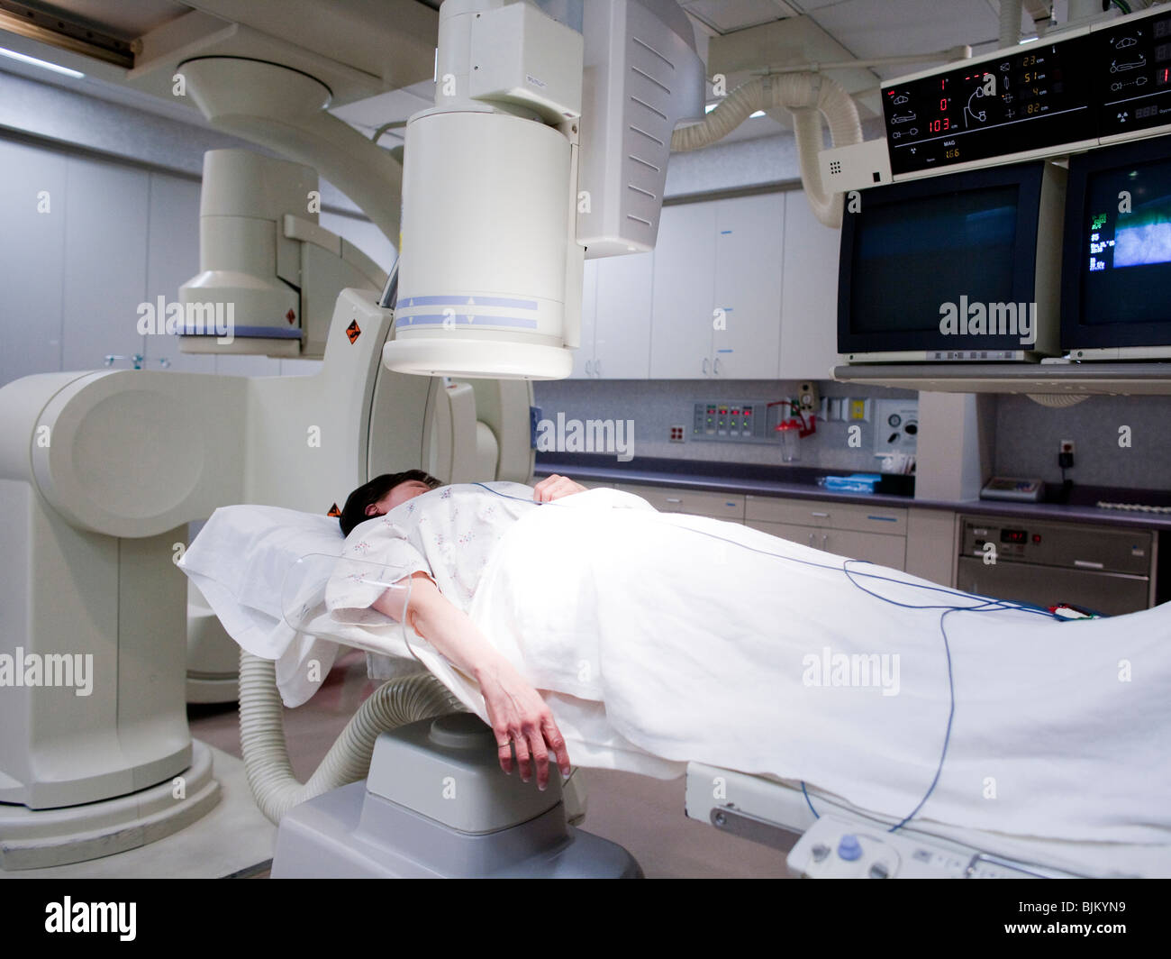 Woman undergoing x ray in lab hi-res stock photography and images - Alamy