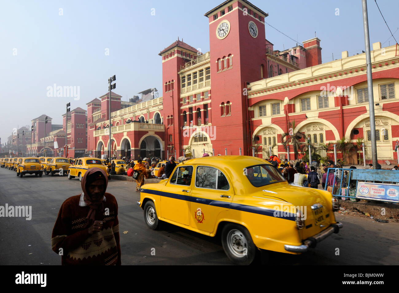 Calcutta kolkata india train station hi-res stock photography and ...
