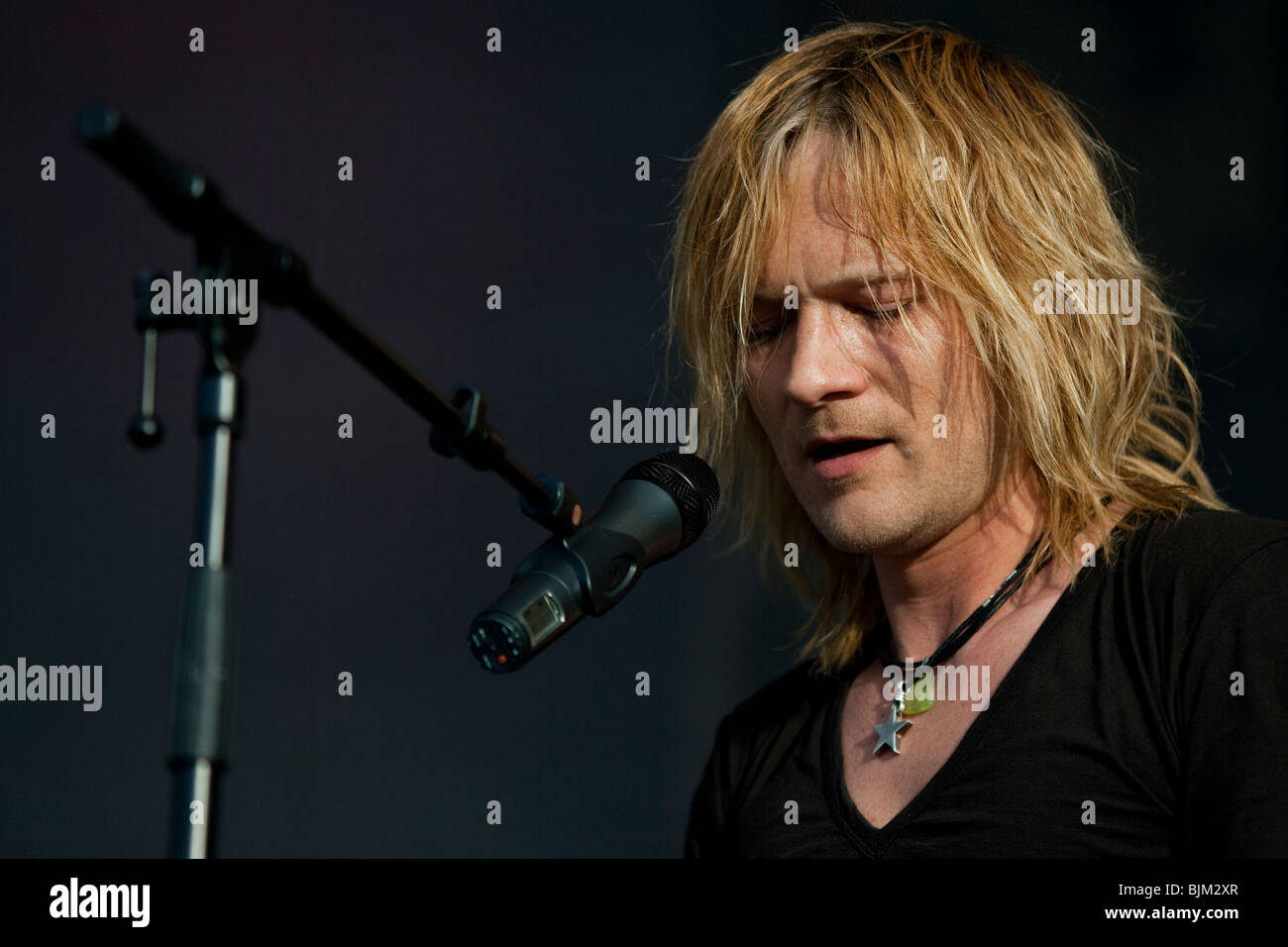 Live plus hi-res stock photography and images - Alamy