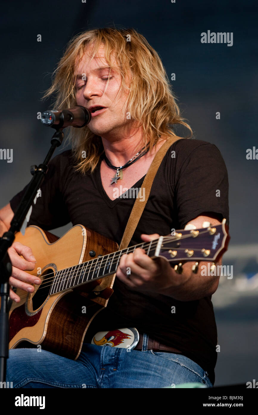 Live plus hi-res stock photography and images - Alamy