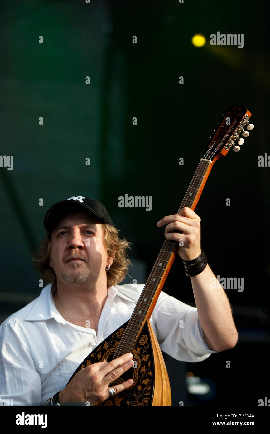 Ewi Heusser, guitarist of the Swiss Singer and songwriter Ivo live at ...