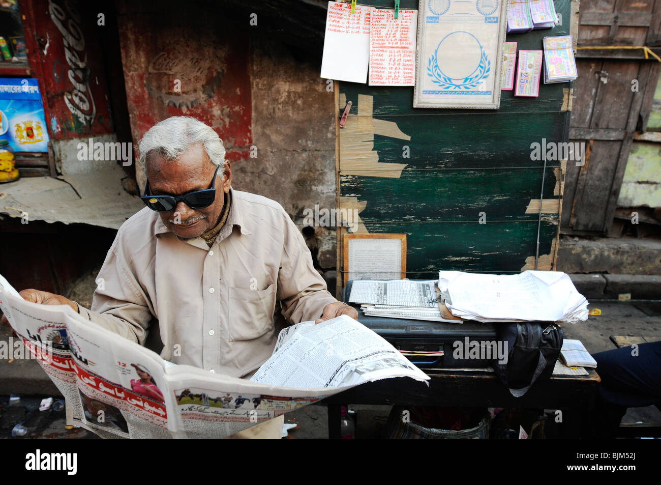 Asia india man reading hi-res stock photography and images - Alamy