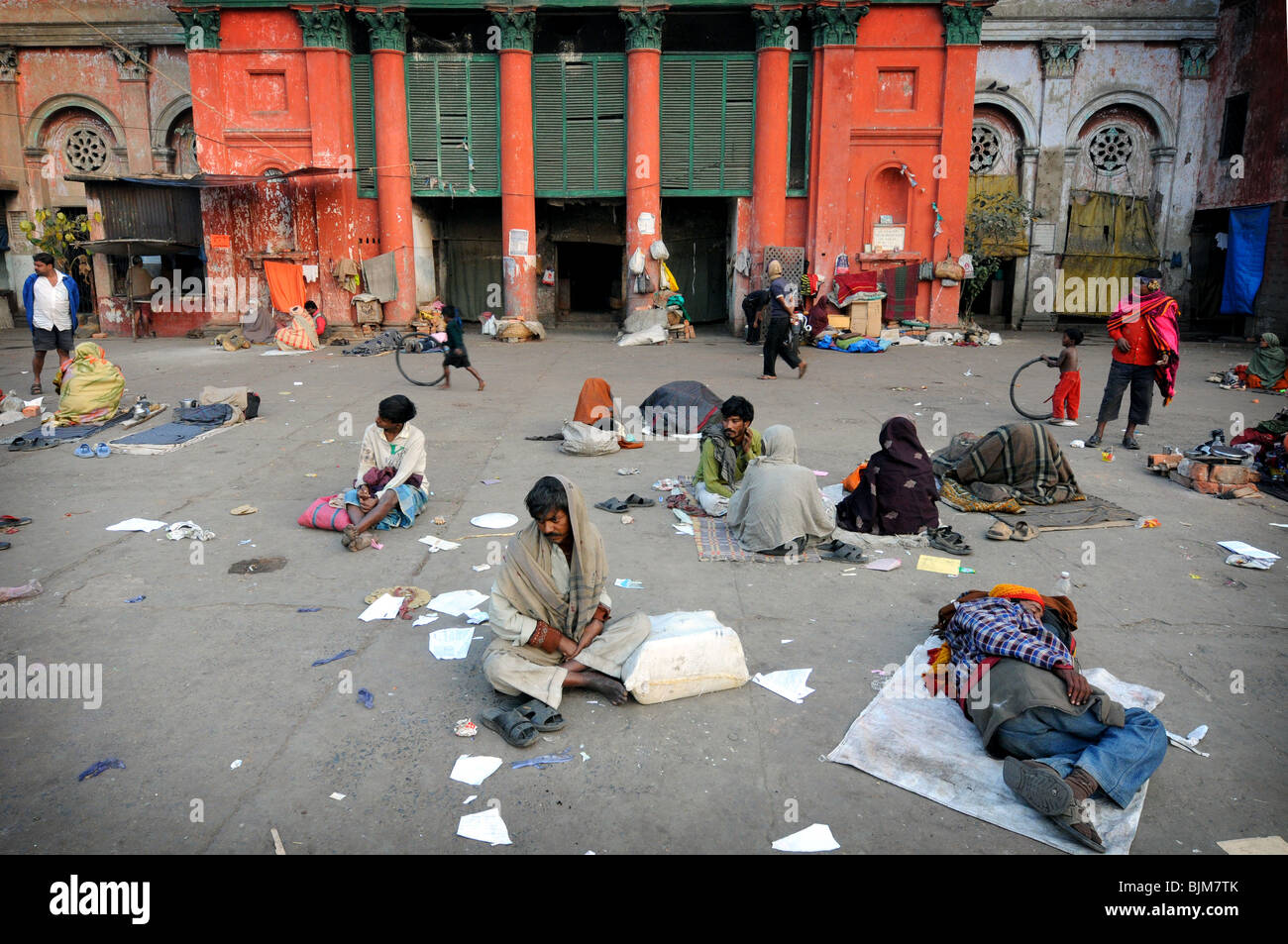 Street kolkata homeless calcutta poverty hi-res stock photography and ...