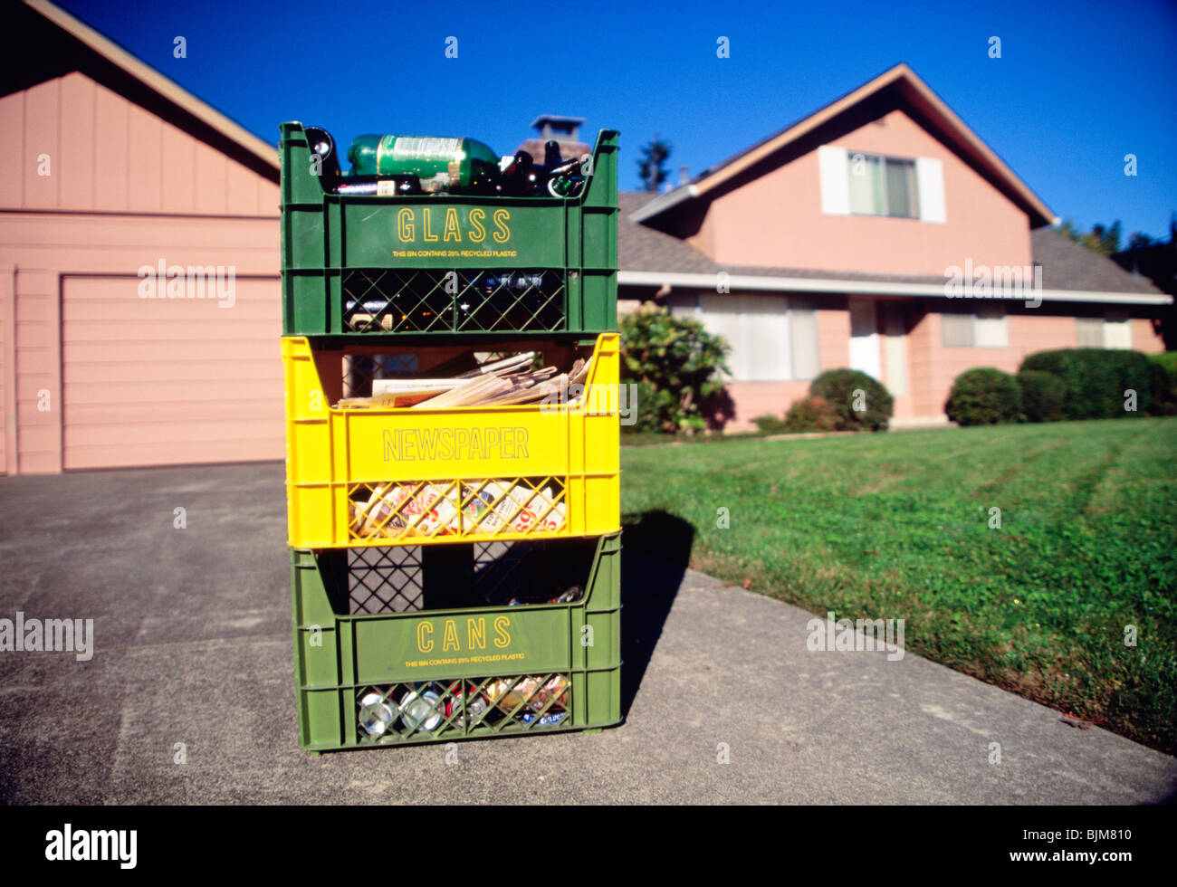 Trash bins front yard usa hi-res stock photography and images - Alamy