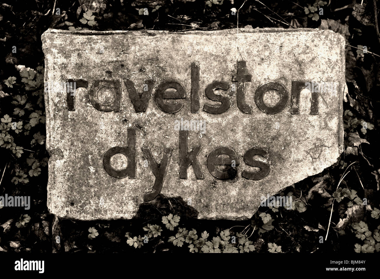 Broken sign building uk hi-res stock photography and images - Alamy