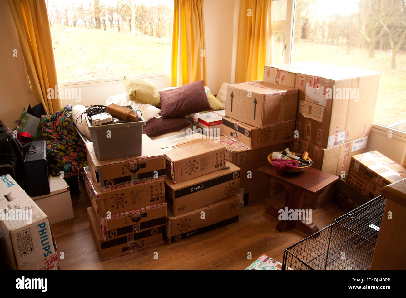 Chaos and mess of moving house, Hampshire, England Stock Photo - Alamy