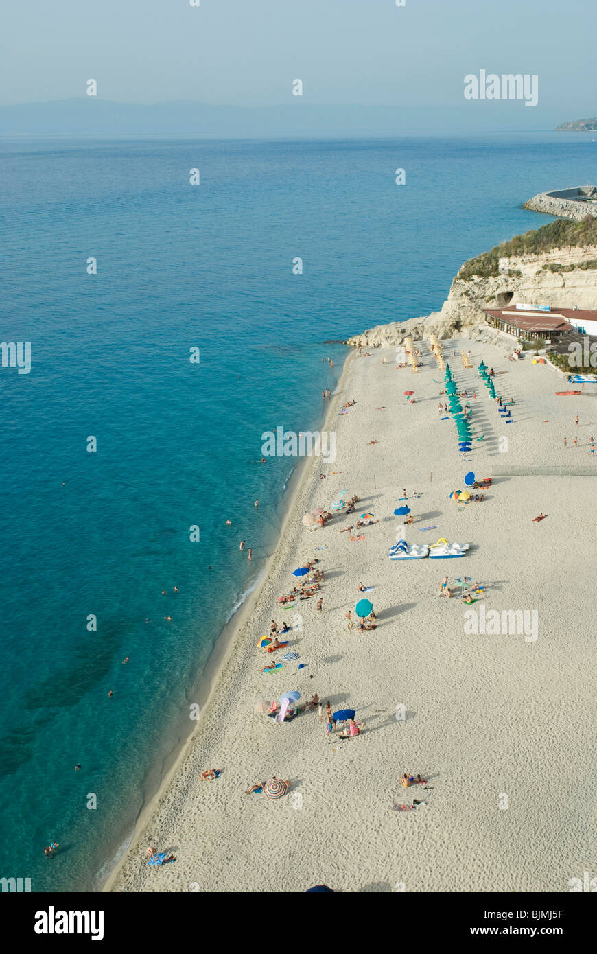 Italien, Kalabrien, Tropea, Blick von oben auf Sandstrand | Italy ...