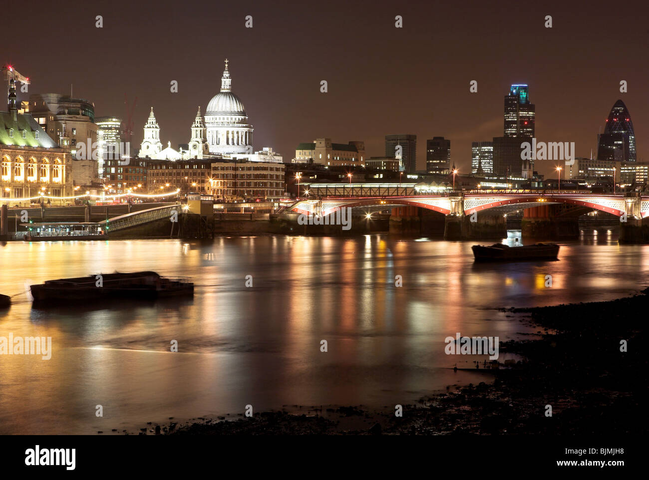 Cityscape at nighttime in London Stock Photo - Alamy