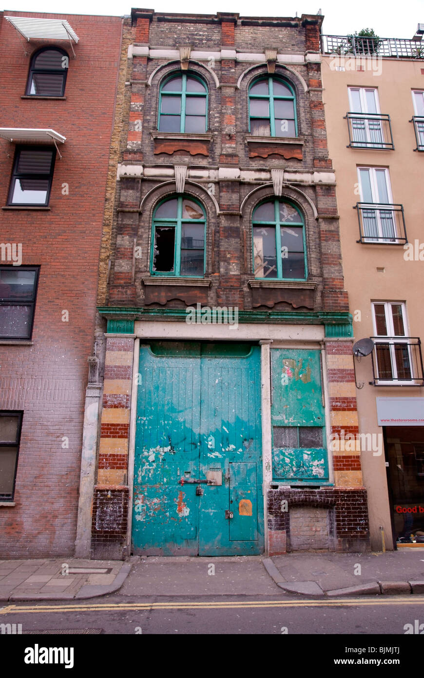 Derelict property between two occupied buildings in Shoreditch Stock ...