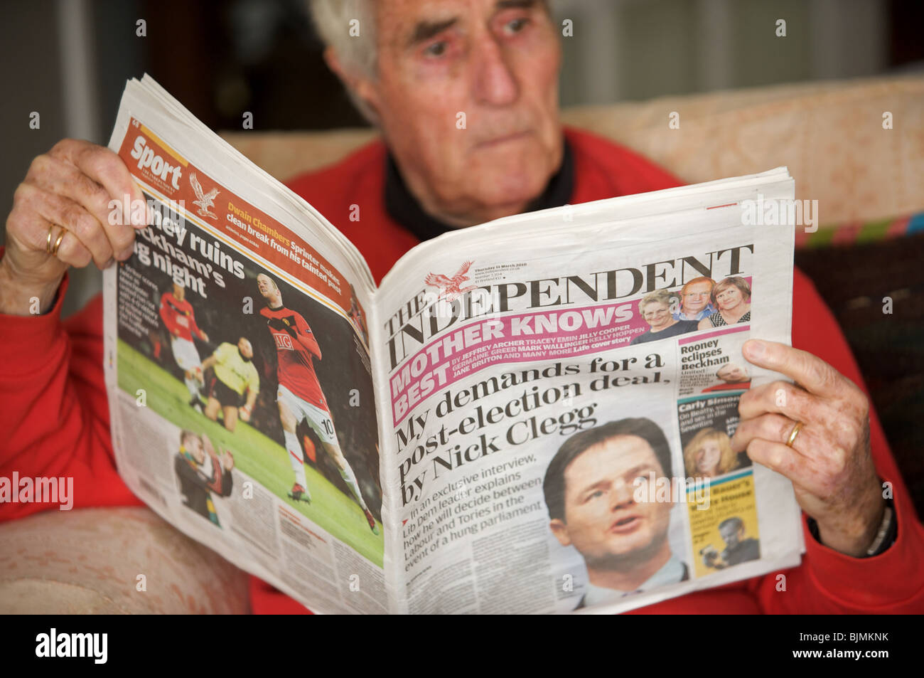 Reading broadsheet newspaper uk hi-res stock photography and images - Alamy