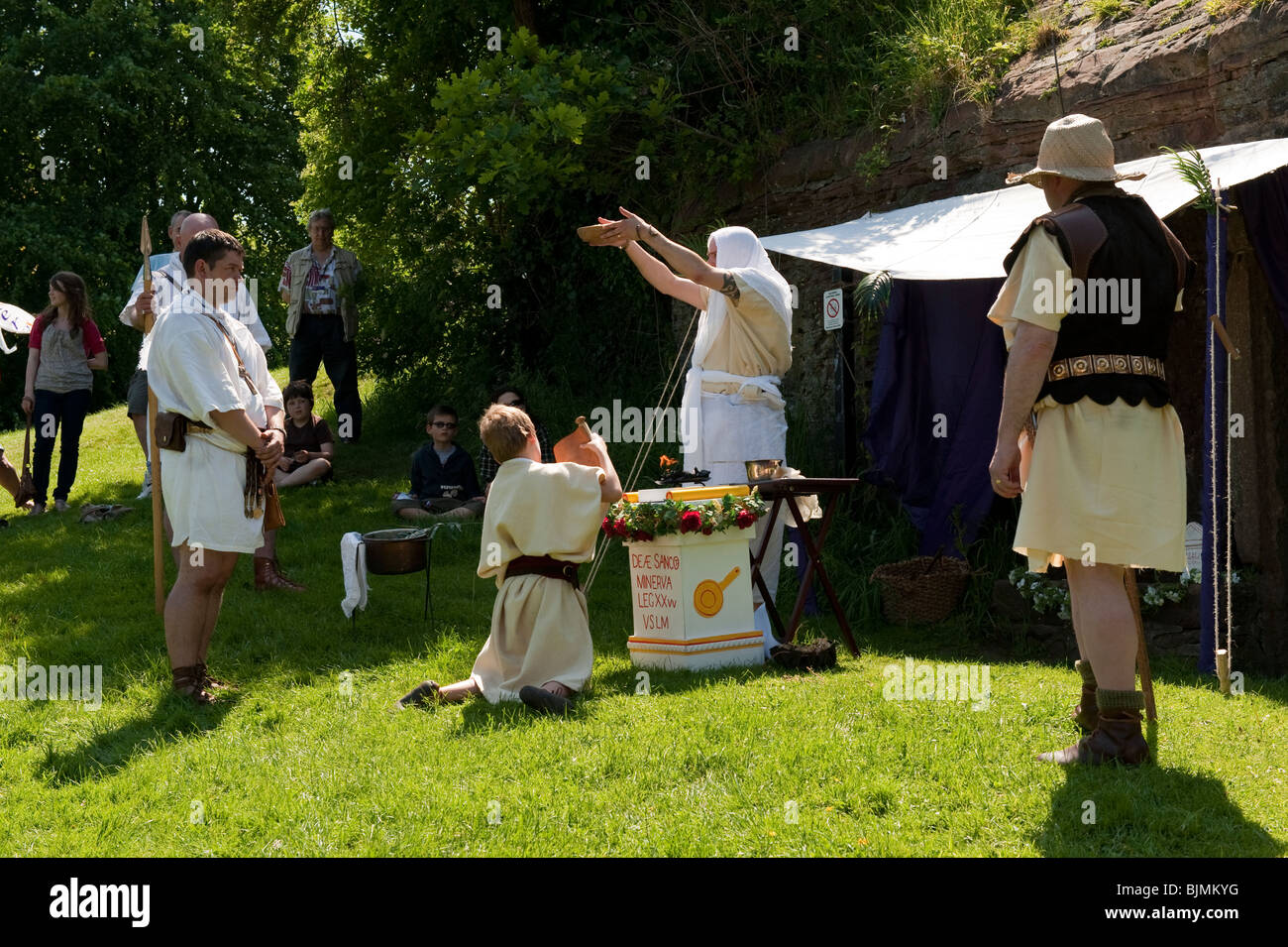 Worshiping hi-res stock photography and images - Alamy