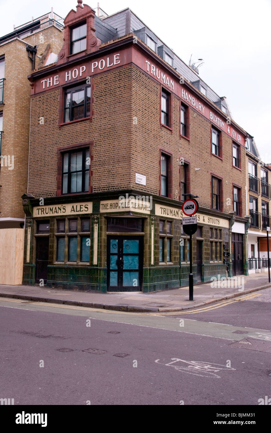 Hop pole hi-res stock photography and images - Alamy