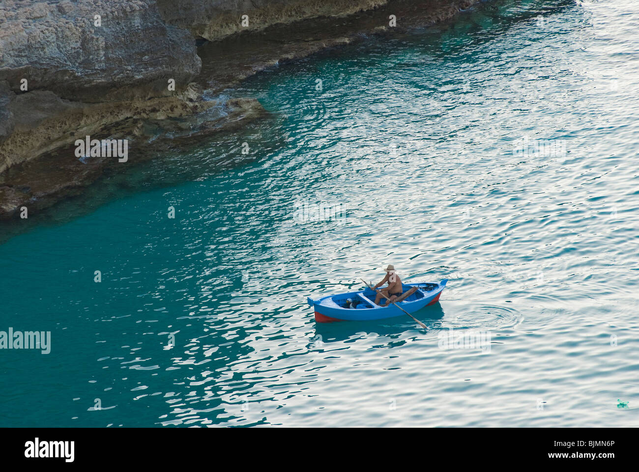 Italien, Kalabrien, Tropea, Ruderboot am Meer von oben | Italy ...