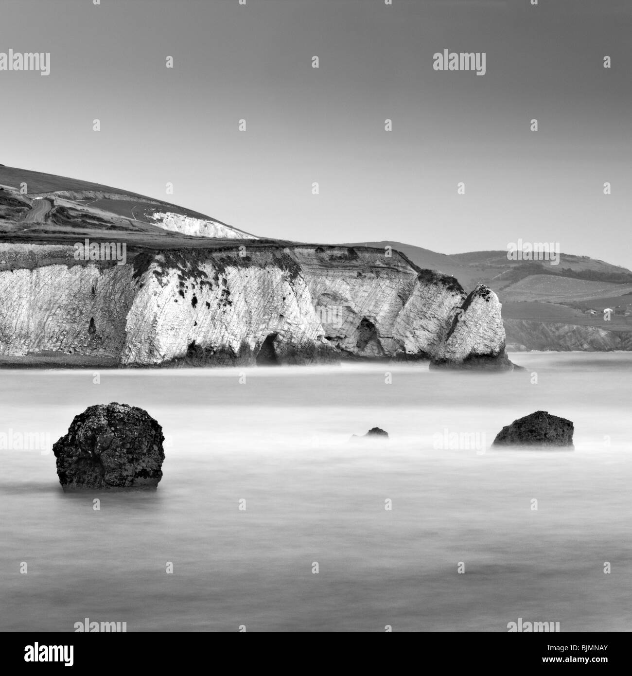 Rocks cliffs on ocean shore hi-res stock photography and images - Alamy