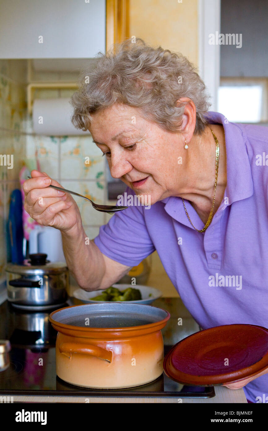 Cook meals with ranges hi-res stock photography and images - Alamy