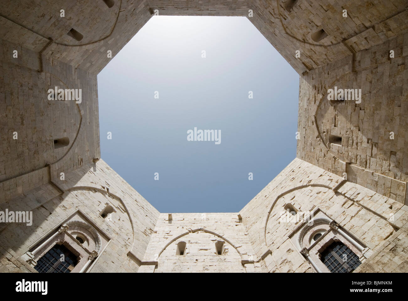 Italien, Apulien, Castel del Monte, achteckiger Innenhof (Octogon ...