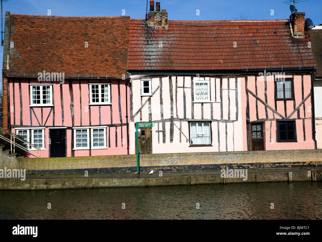 Half timbered houses on river colne riverside hi-res stock photography ...