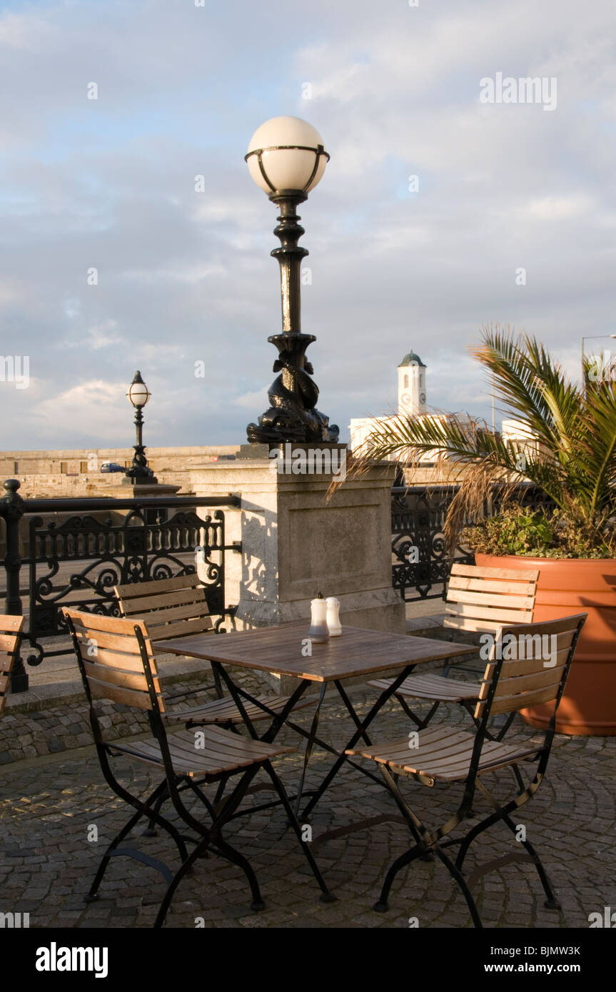 Tables outside fish chip shop hi-res stock photography and images - Alamy
