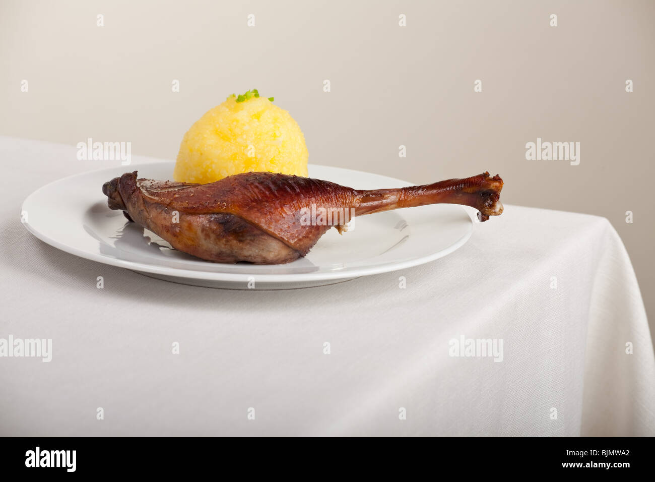 roasted goose leg on linen tablecloth Stock Photo - Alamy