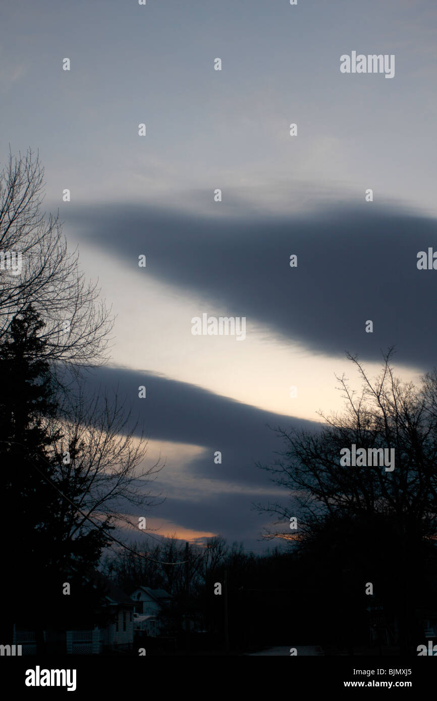Long clouds hi-res stock photography and images - Alamy