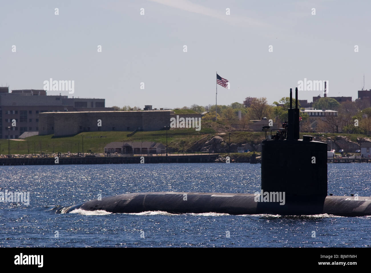 A US Navy Los Angeles class fast attack submarine heads south in the ...