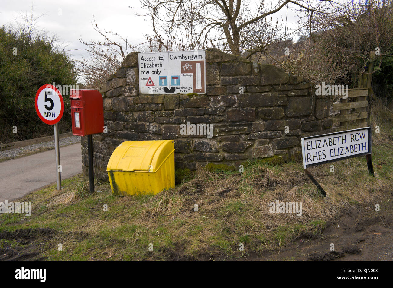 Postbox grit box hi-res stock photography and images - Alamy