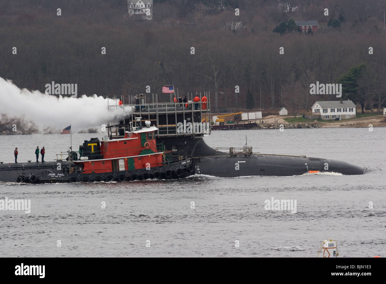 A US Navy Virginia class fast attack submarine under diesel power ...