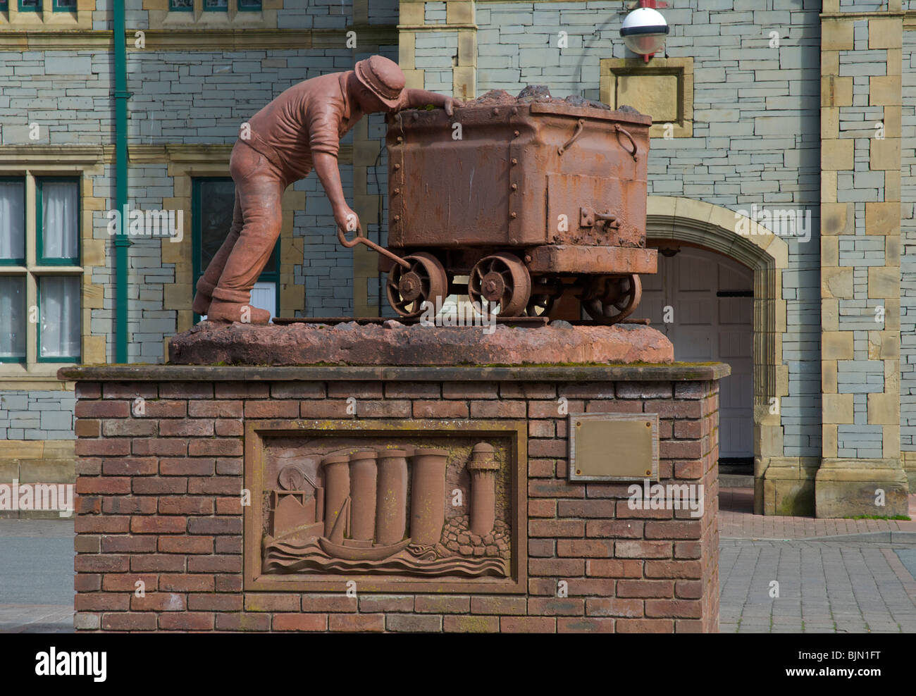 Sculpture by Colin Telfer of ‘The Scutcher', in the Market Place ...