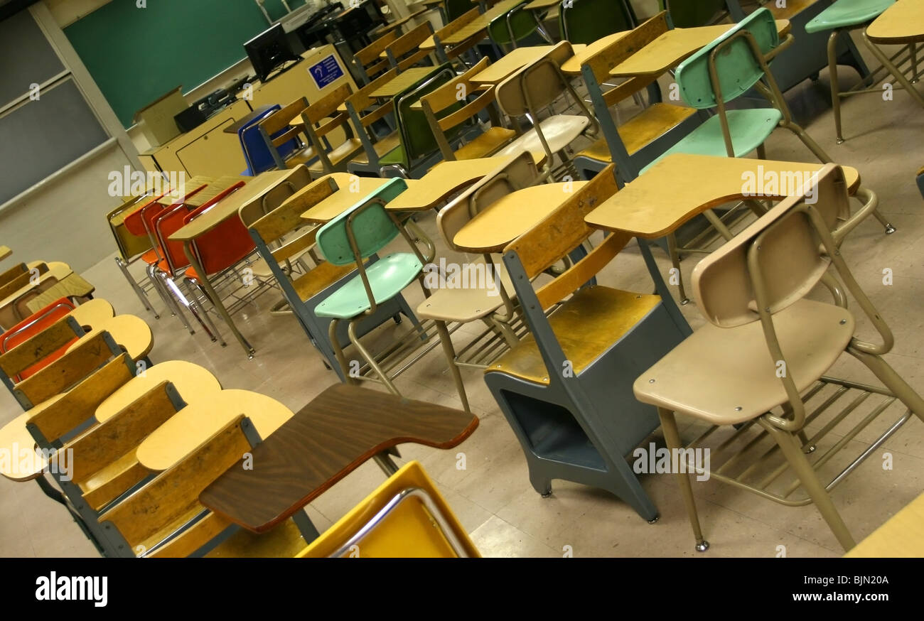Desks in an empty university classroom Stock Photo - Alamy