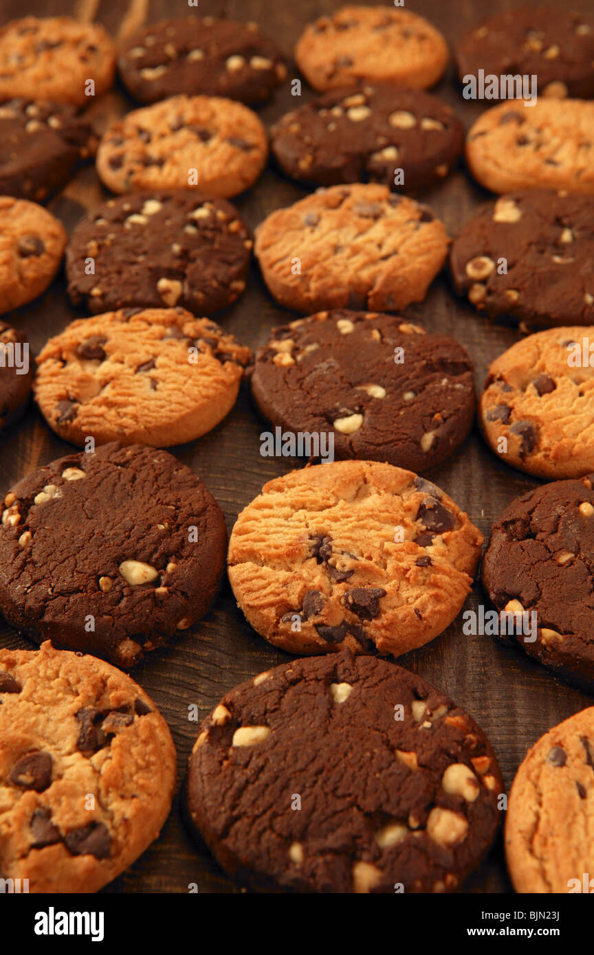 Chocolate cookie biscuits grid rows arrangement Stock Photo - Alamy