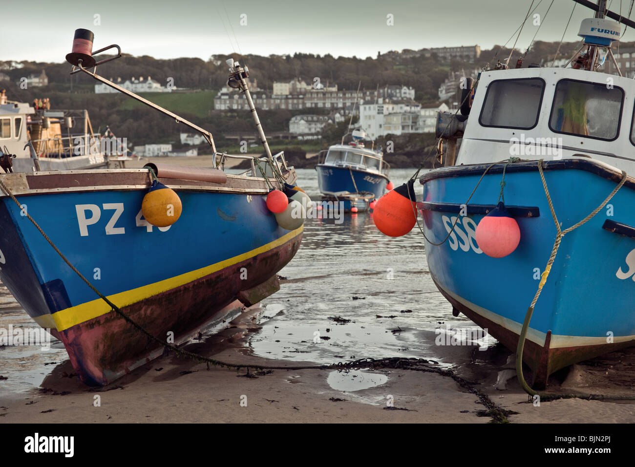 Boats in St Ives harbour Cornwall Stock Photo - Alamy
