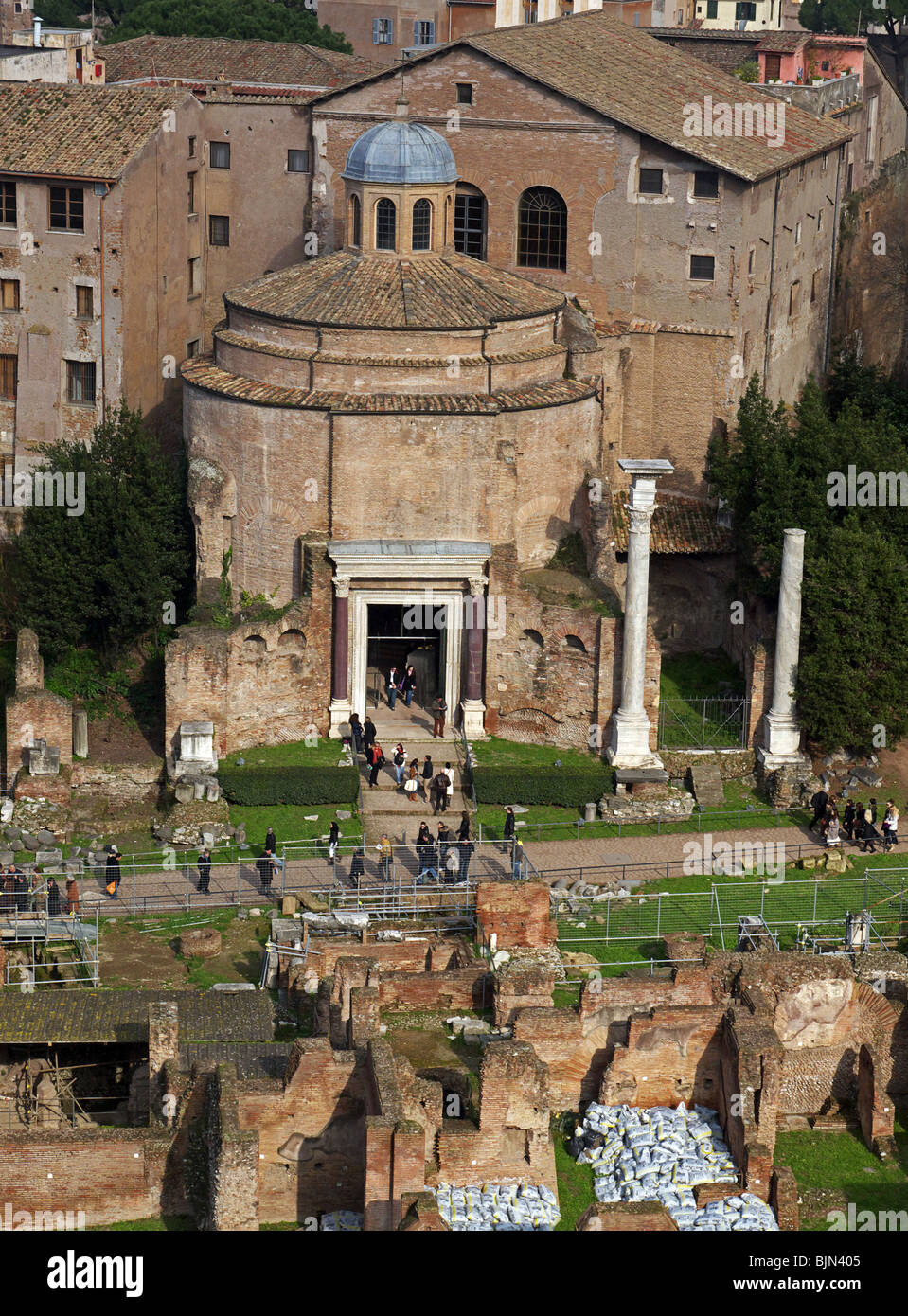Ancient pillars rome hi-res stock photography and images - Alamy