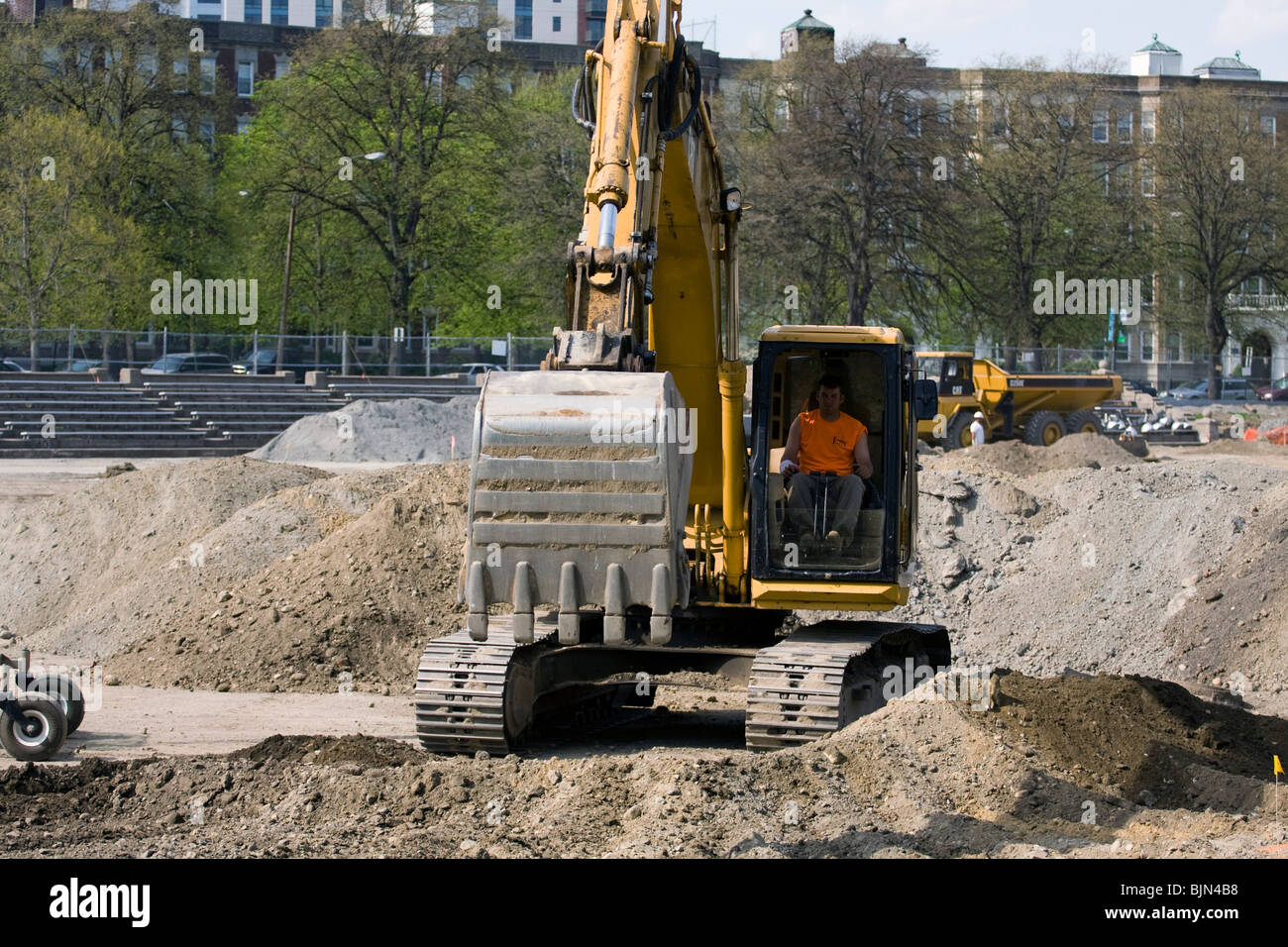 Construction site excavator digs hi-res stock photography and images ...