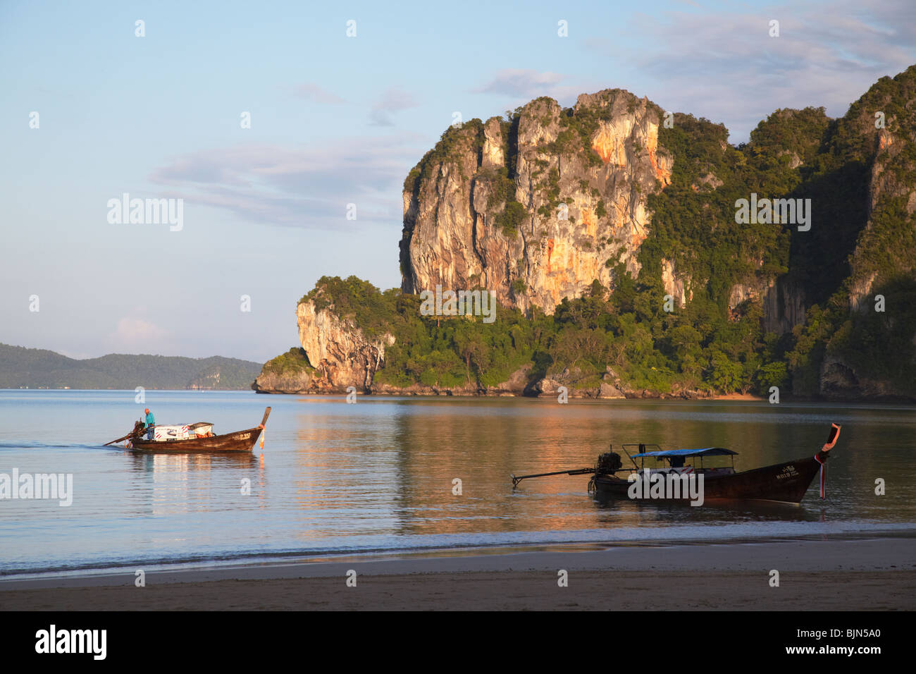 Long tail boat approaching Hat Rai Leh West Beach, Railay (Rai Leh ...