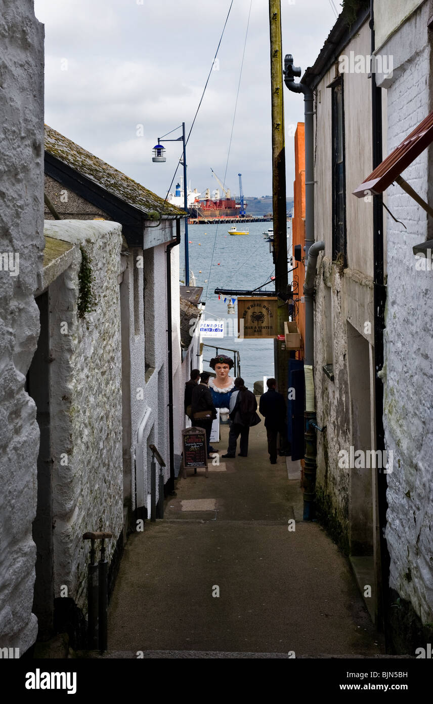 People standing in alleyway hi-res stock photography and images - Alamy