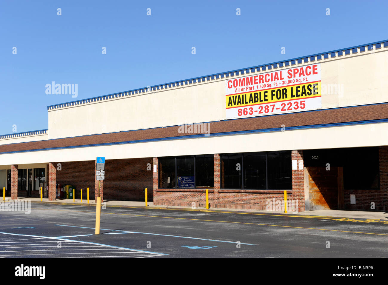 Commercial building in strip mall available for lease Stock Photo - Alamy
