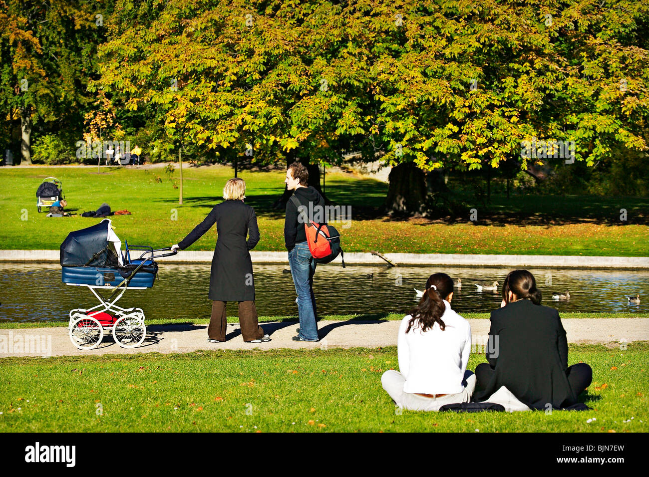 People enjoy nice weather hi-res stock photography and images - Alamy