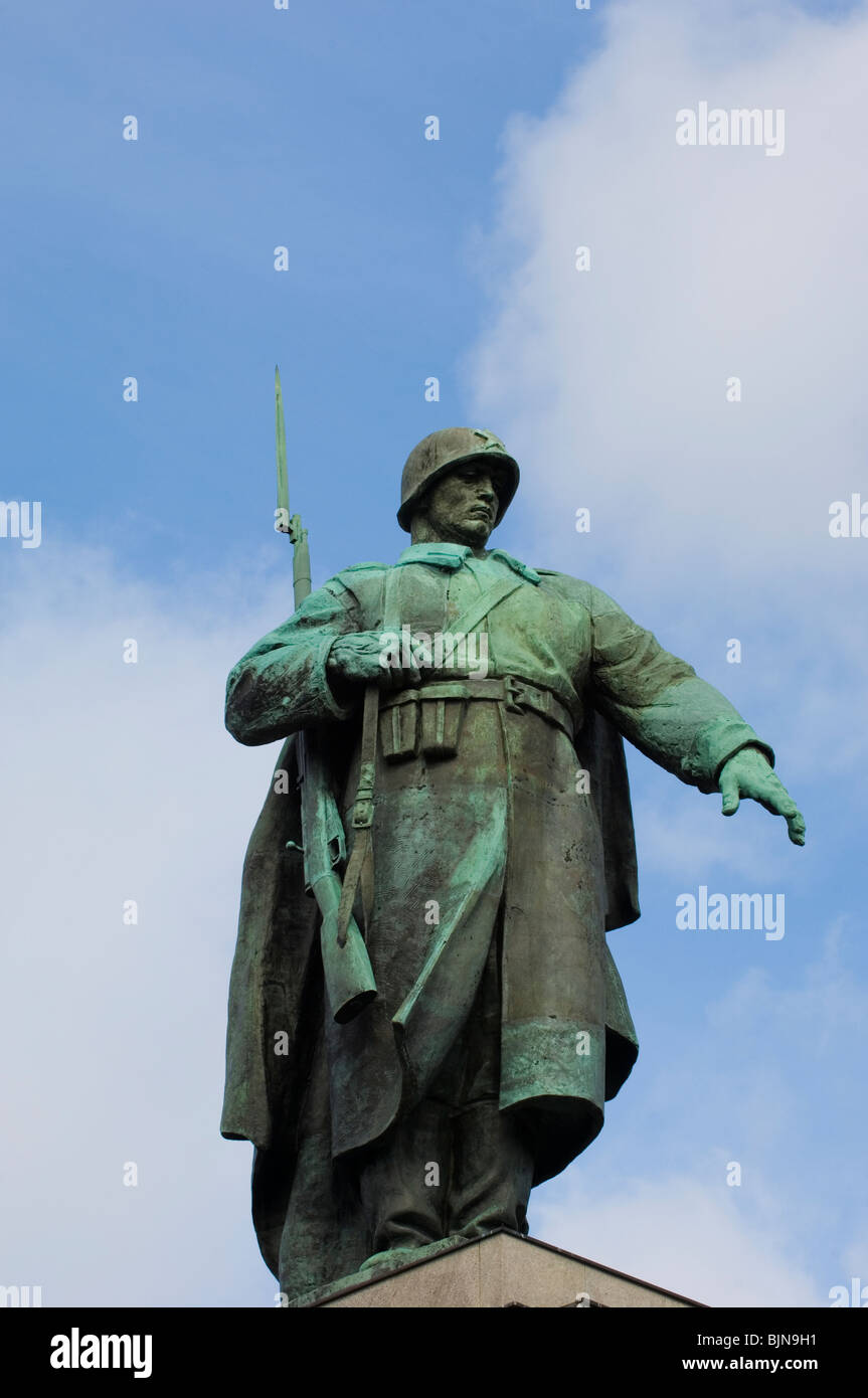 Russian soldier statue at the Soviet war memorial Tiergarten Berlin ...