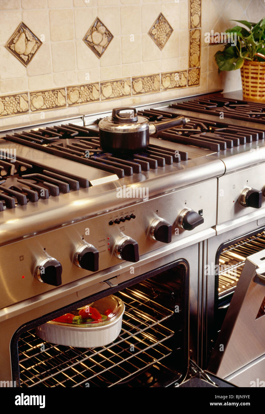 Showcase Kitchen Modern Gas Range Stock Photo - Alamy