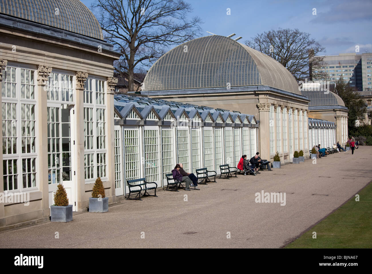 Spring flowers in front the pavilions in the Botanical Gardens ...