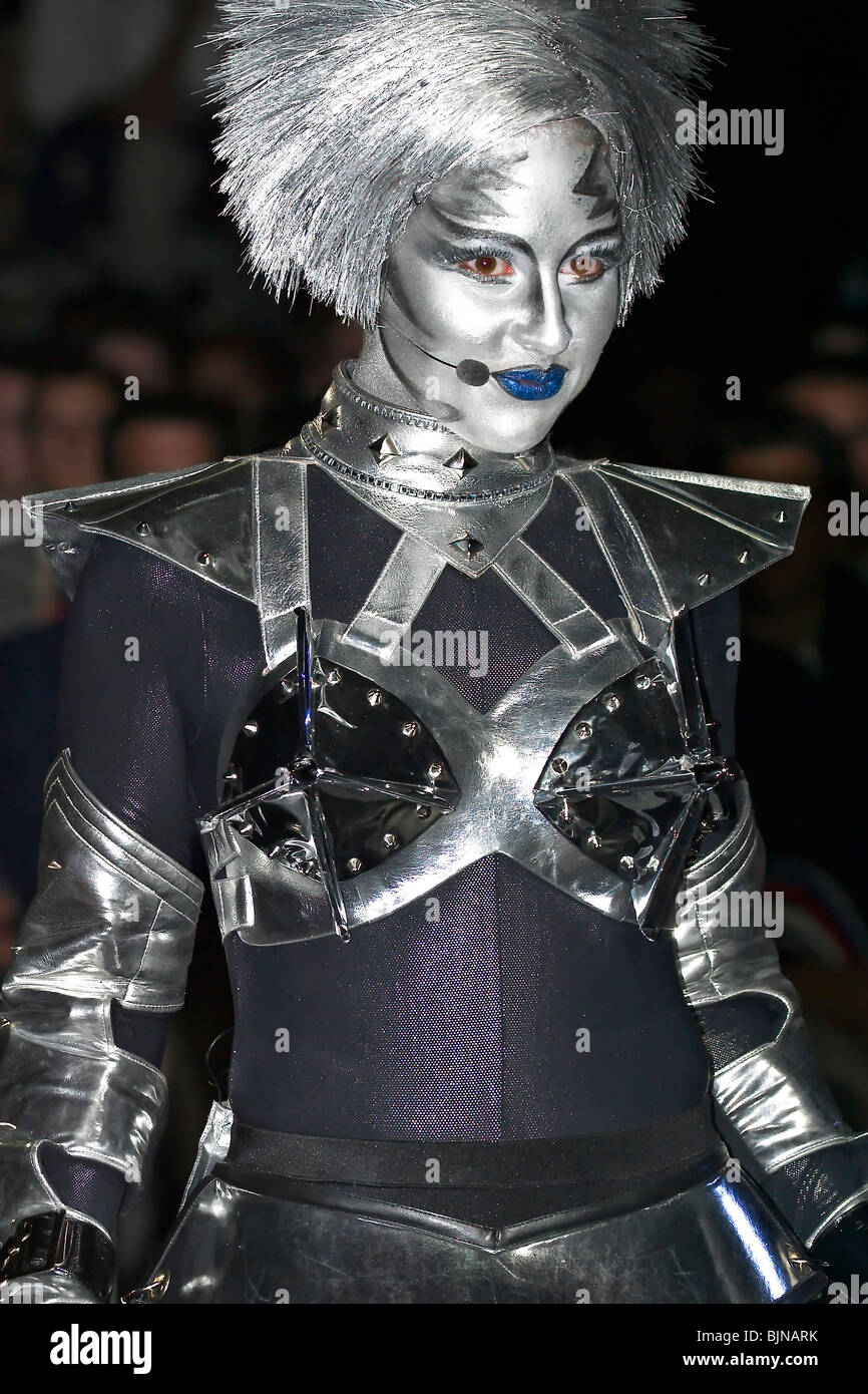 Silver painted actress Stock Photo - Alamy