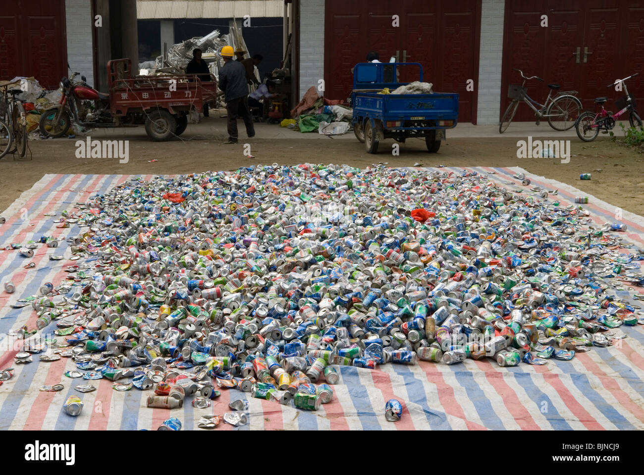 Recycling tin cans hi-res stock photography and images - Alamy