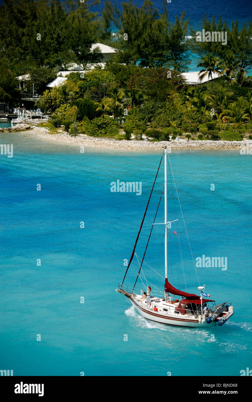 Shoreline with sailboat hi-res stock photography and images - Alamy