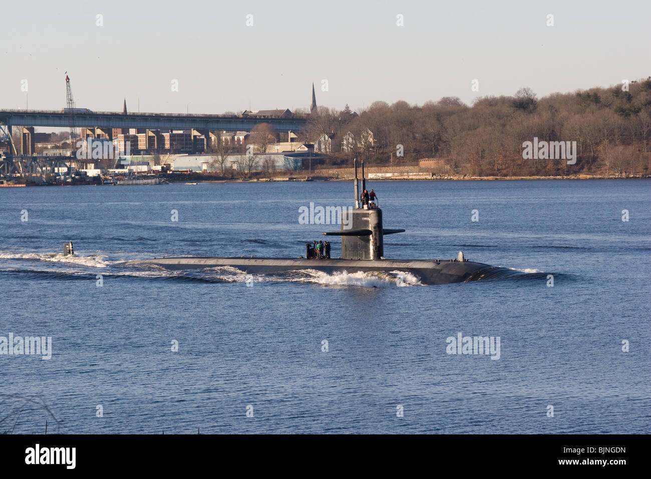 A US Navy Los Angeles class fast attack sub heads north in the Thames ...