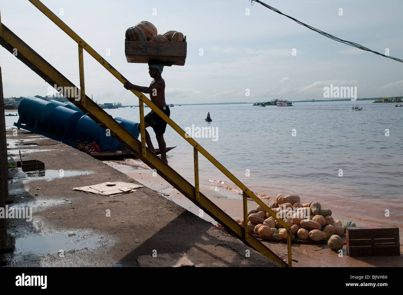 Harbour workers loading hi-res stock photography and images - Alamy